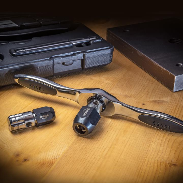 Ratcheting die handle store